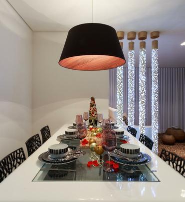 Luminárias pendentes e coloridas são destaque na decoração ...