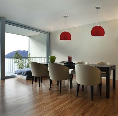 Luminárias pendentes e coloridas são destaque na decoração ...